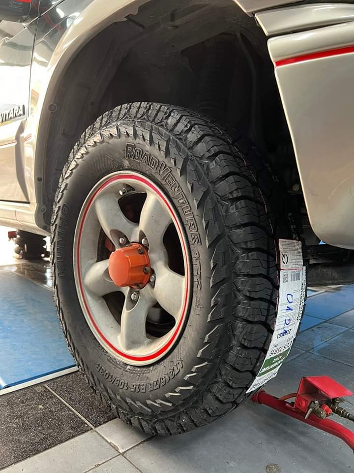 Lốp địa hình 215/75R15 Kumho Road Venture AT52